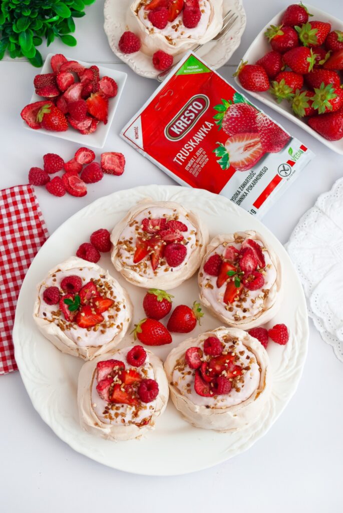 Mini bezy z kremem truskawkowym - VOG Polska